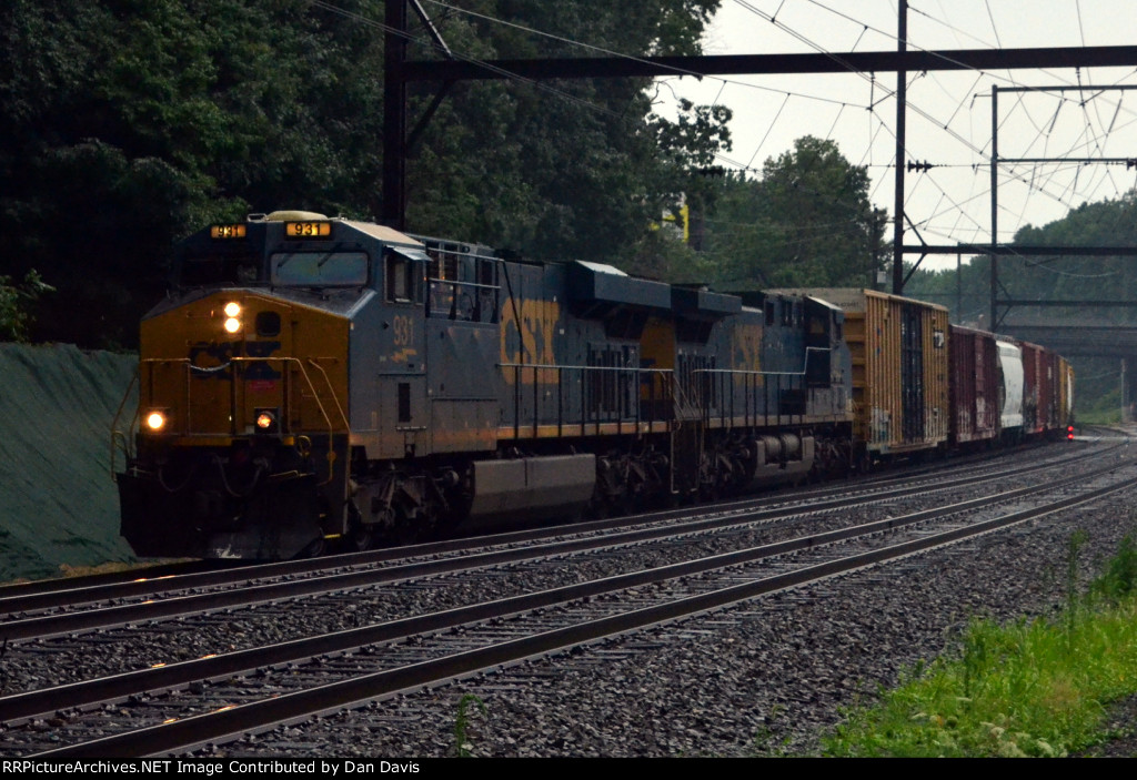 CSX ES44AH 931 leads Q410-07